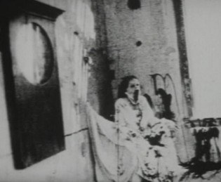 47 Creepy GIFs That Will Make Your Skin Crawl